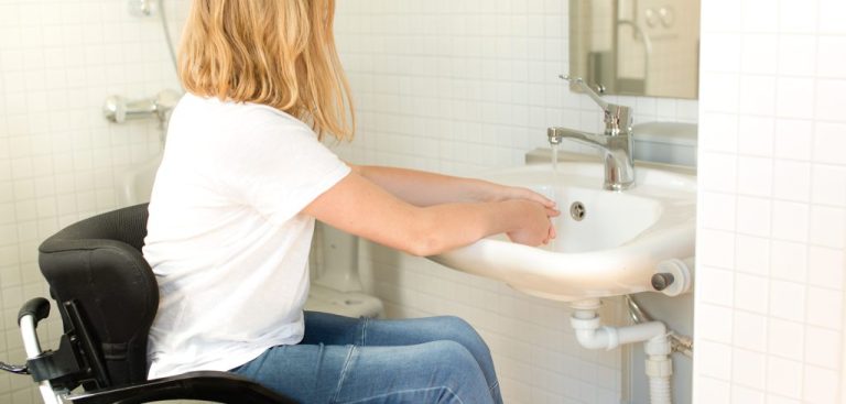 Banheiro adaptado para PcD: tendência de acessibilidade na obra - Krona